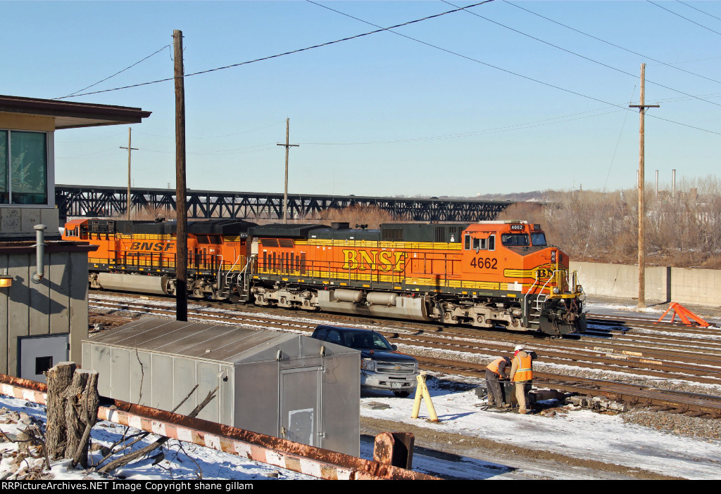 BNSF 4662 sits in the Bnsf yard,